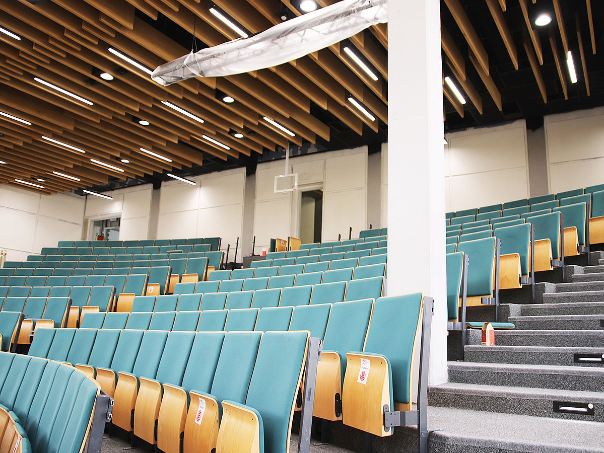 Blick ins neue Audimax – Gestühl wird montiert: TH OWL