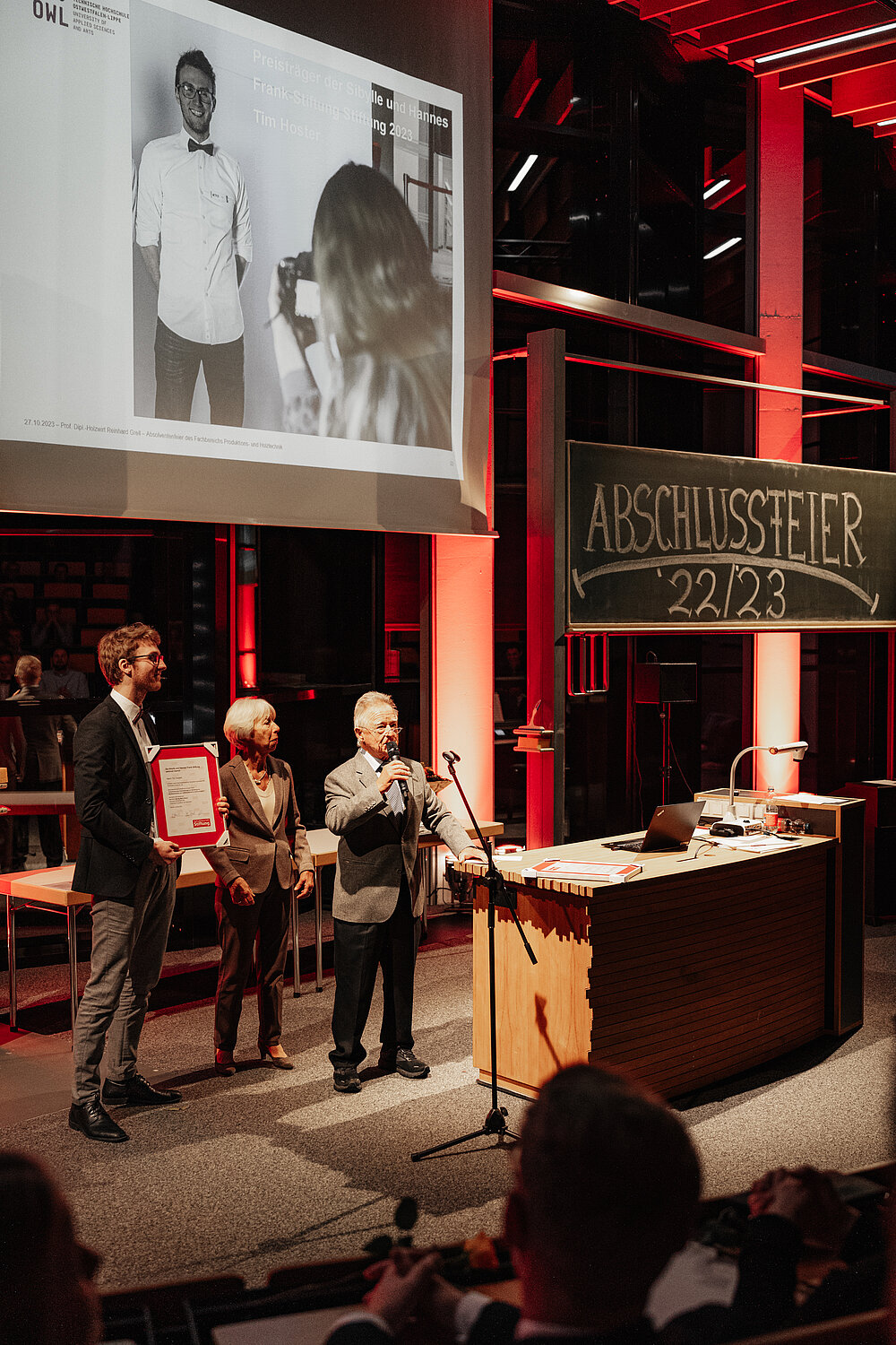 Absolventinnen und Absolventen des Fachbereiches Produktions- und Holztechnik feierlich geehrt ...